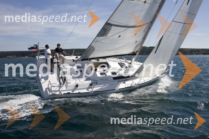 Mediaspeed - Elan 310 dobila naslednico: Jadrnico Elan 350 R-Evolution