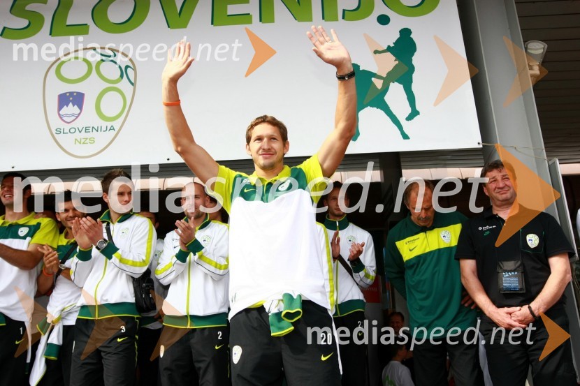 Mediaspeed - Prihod Slovenske nogometne reprezentance na Brnik