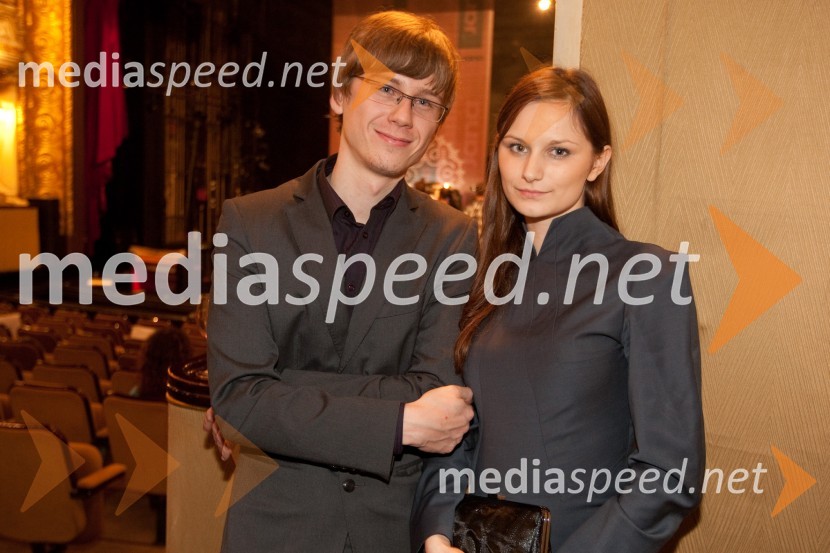 Mediaspeed - Slovenka leta 2010 je Petra Majdič - druženje pred dvorano SNG Drama Ljubljana