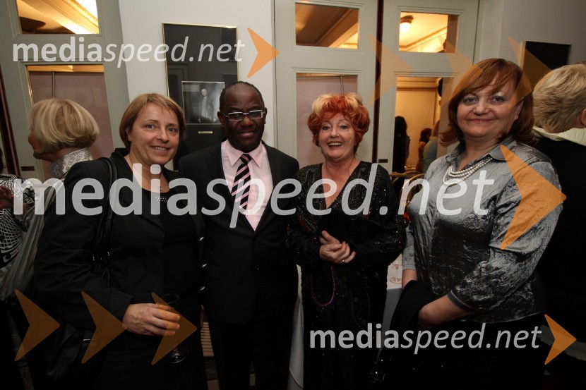 Mediaspeed - Slovenka leta 2010 je Petra Majdič - druženje pred dvorano ...