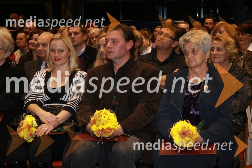 Mediaspeed - Ljudje odprtih rok