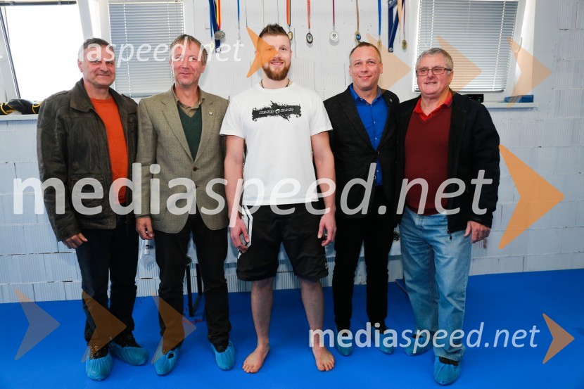 Mediaspeed - Svetovni prvak Dejan Vajs otvoril novo kickbox telovadnico