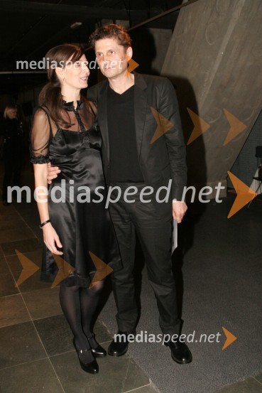 Mediaspeed - Dobrodelna dražba Barbie v kreacijah slovenskih modnih ...