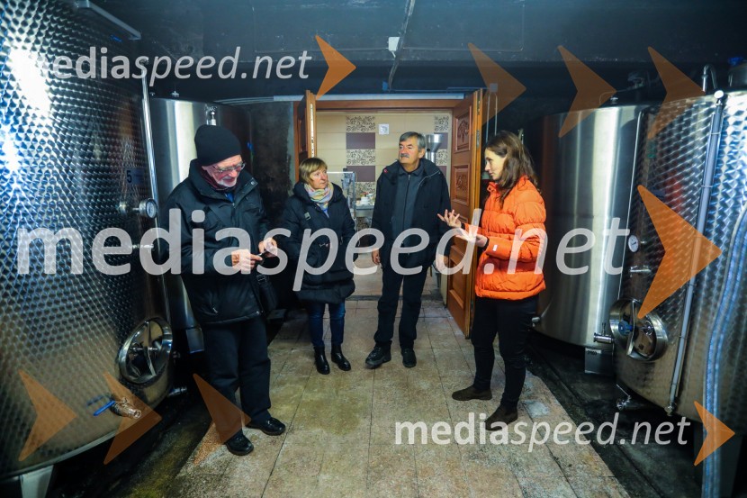 Mediaspeed - Obisk nagrajencev Slovenskih novic pri PUBEC vinarjih Vino ...