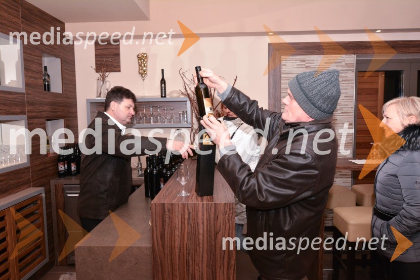 Mediaspeed - Obisk nagrajencev Slovenskih novic pri PUBEC vinarjih ...