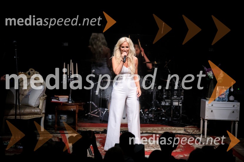 Mediaspeed - Alya navdušila v svoji dnevni sobi